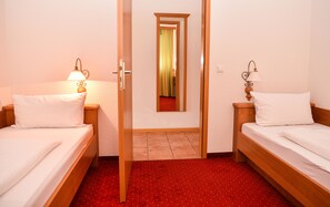 Apartamento, 2 quartos, sacada (Typ C) | 2 quartos, roupas de cama antialérgicas, escrivaninha