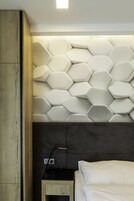 Quarto casal ou duplo econômico, várias camas | Cofres nos quartos, escrivaninha, quartos à prova de som