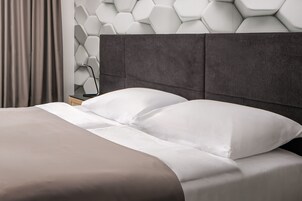 Quarto casal ou duplo econômico, várias camas | Banheiro | Chuveiro, produtos de toalete grátis, secador de cabelo 