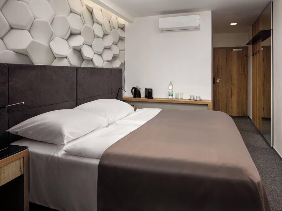 Quarto Duplo ou Twin Económico, várias camas | Cofre no quarto, secretária, quartos insonorizados, Wi-fi grátis