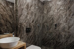 Quarto casal ou duplo empresarial | Banheiro | Chuveiro, produtos de toalete grátis, secador de cabelo 