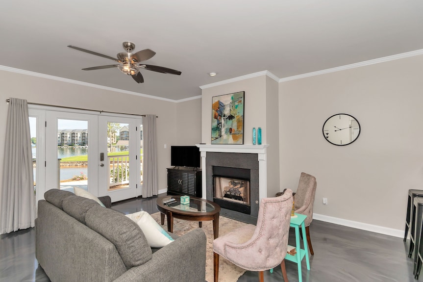 Waterfront Getaway At Lake Martin Deep Water Access & Breathtaking Views - Lake Martin, AL