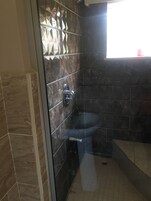 Suite Executiva | Casa de banho | Artigos de higiene pessoal grátis, chinelos, toalhas fornecidas