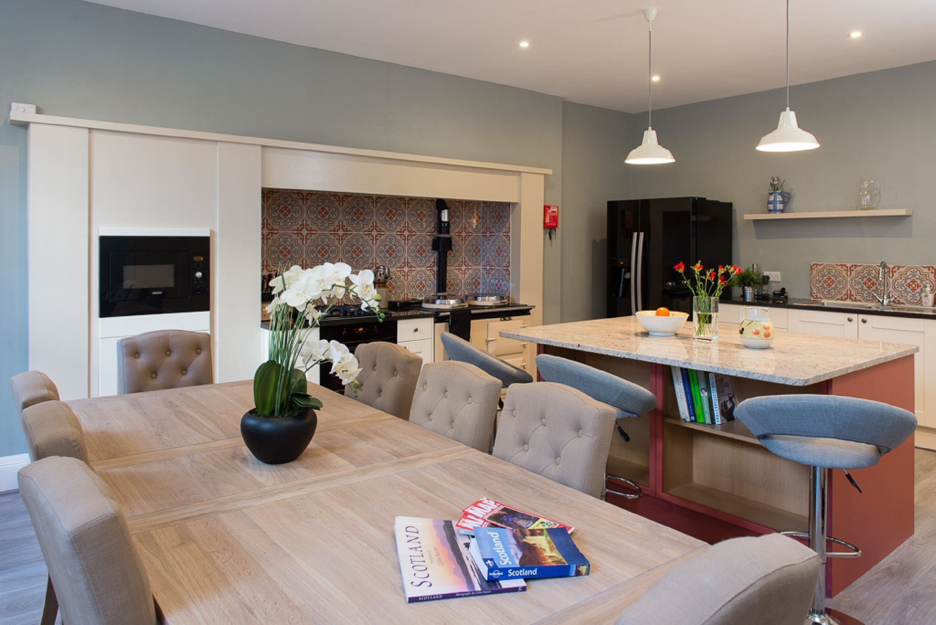 Apartamento Signature, 3 quartos, não fumadores, 2 casas de banho | Cozinha privada | Um frigorífico/congelador grande, um micro-ondas, um forno 