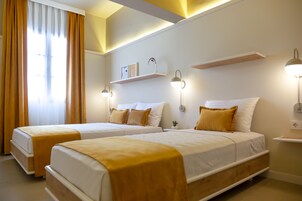 Quarto Triplo Standard | Roupa de alta qualidade, minibar, com decoração personalizada 