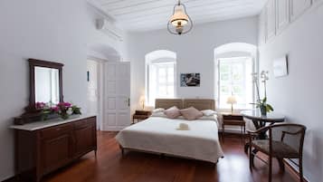 Traditional Standard Triple Room | 2 quartos, individualmente mobiliados, espaço de trabalho para notebook