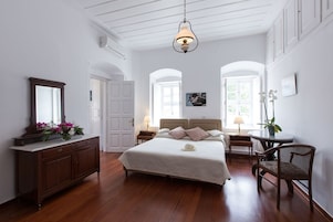 Traditional Standard Triple Room | Individualmente mobiliados, espaço de trabalho para notebook