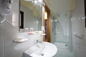Quarto casal (Alytia) | Banheiro | Chuveiro, chuveiro com efeito de chuva, secador de cabelo, bidê