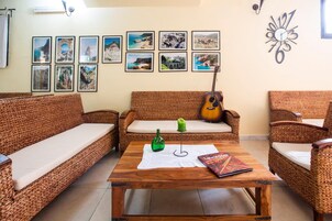 TV, mesa de pingue-pongue, livros