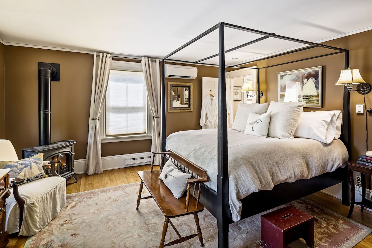 Quarto Clássico com Cama de Casal | Roupa de alta qualidade, edredões de penas, Wi-fi grátis