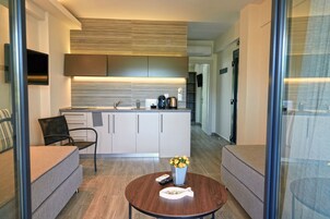 Apartamento superluxo, vista para o mar (B1) | Área de estar | Smart TV