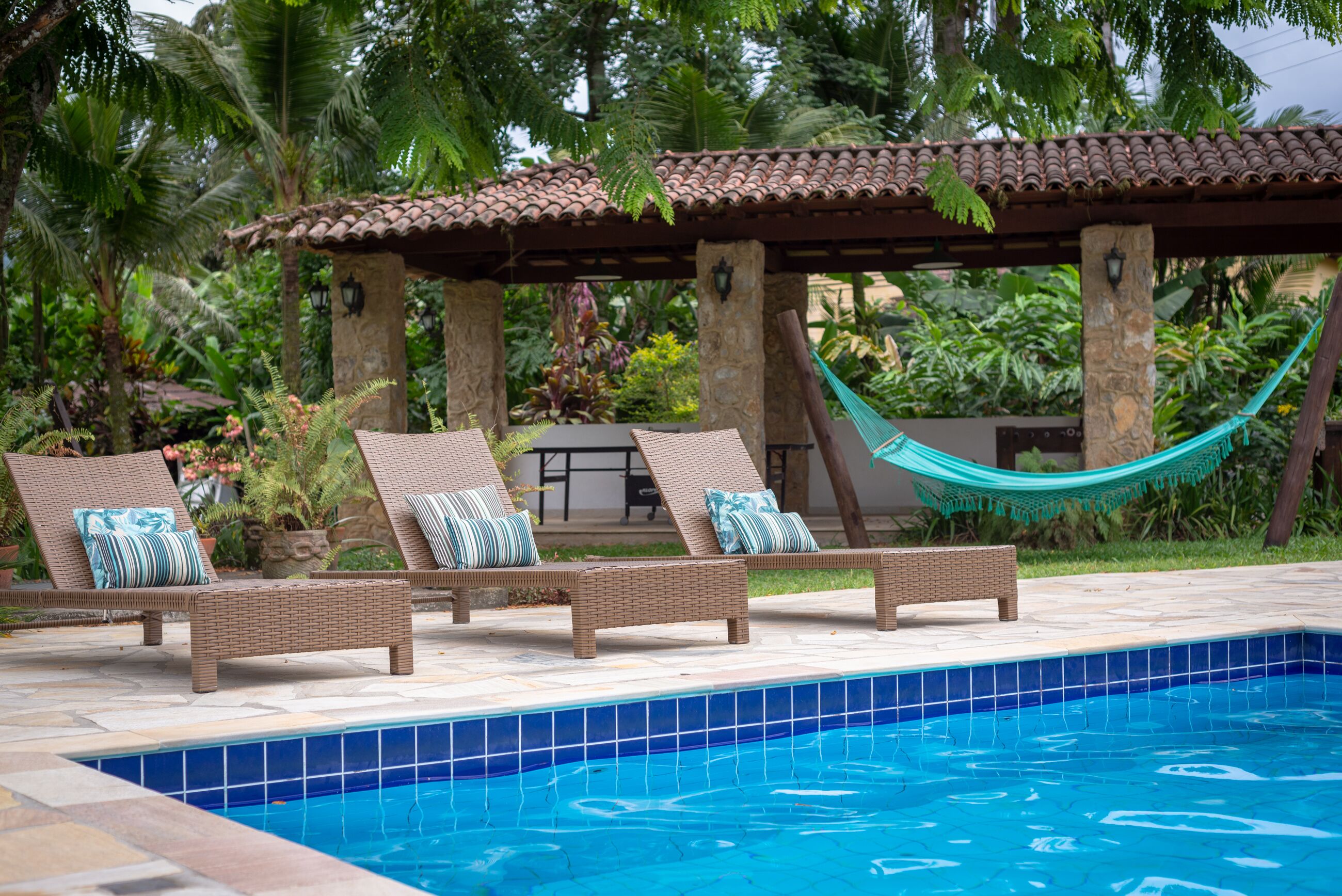 Piscina externa, funciona das 9h às 22h, espreguiçadeiras