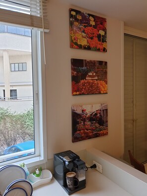 Um frigorífico/congelador grande, um micro-ondas, um forno