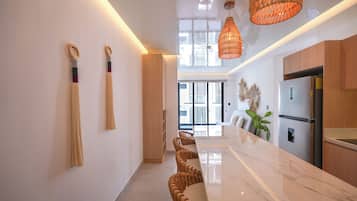 Apartamento família | Cozinha privada | Mesas de jantar