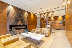 Área de estar no saguão