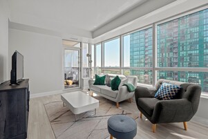 Apartamento elite, 2 quartos, lareira, vista para a cidade | Área de estar | TV de tela plana 43 polegadas com canais via satélite, smart TV, Netflix