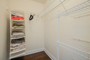 Apartamento Familiar, 2 quartos, cozinha, Vista para a cidade | Guarda-roupa