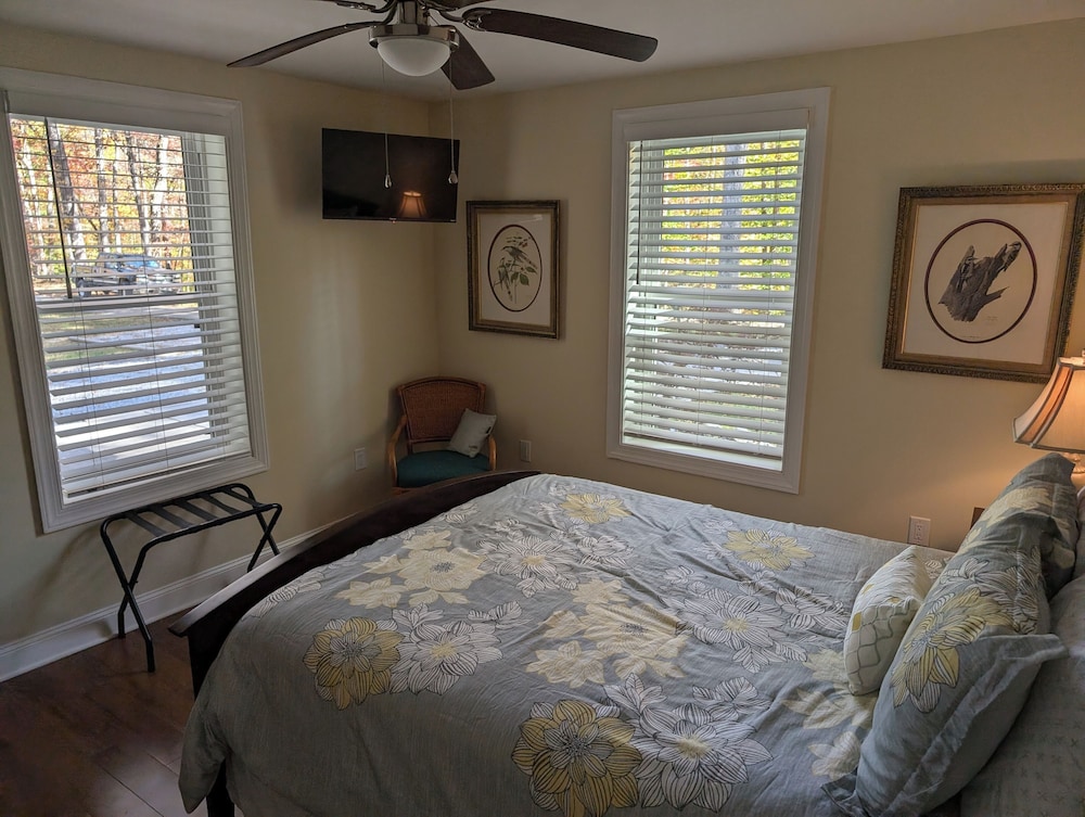 Charming Home Nestled On The Cumberland.
A Stone's Throw Away From Boat Ramp. - Blue Ridge Mountains