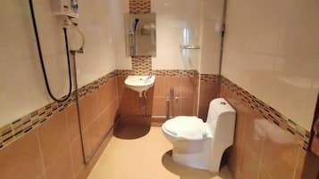 Suíte superior, várias camas | Banheiro | Chuveiro, bidê, toalhas de banho, shampoo
