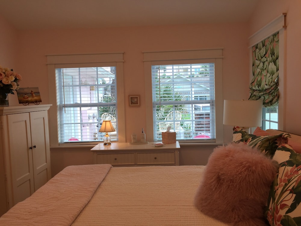 The Whale - Free Pet Beachside Cottage! Spring Special Pricing! - Jacksonville Beach, FL