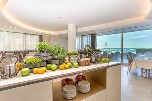 Café da manhã continental todos os dias (EUR 12 por pessoa) 