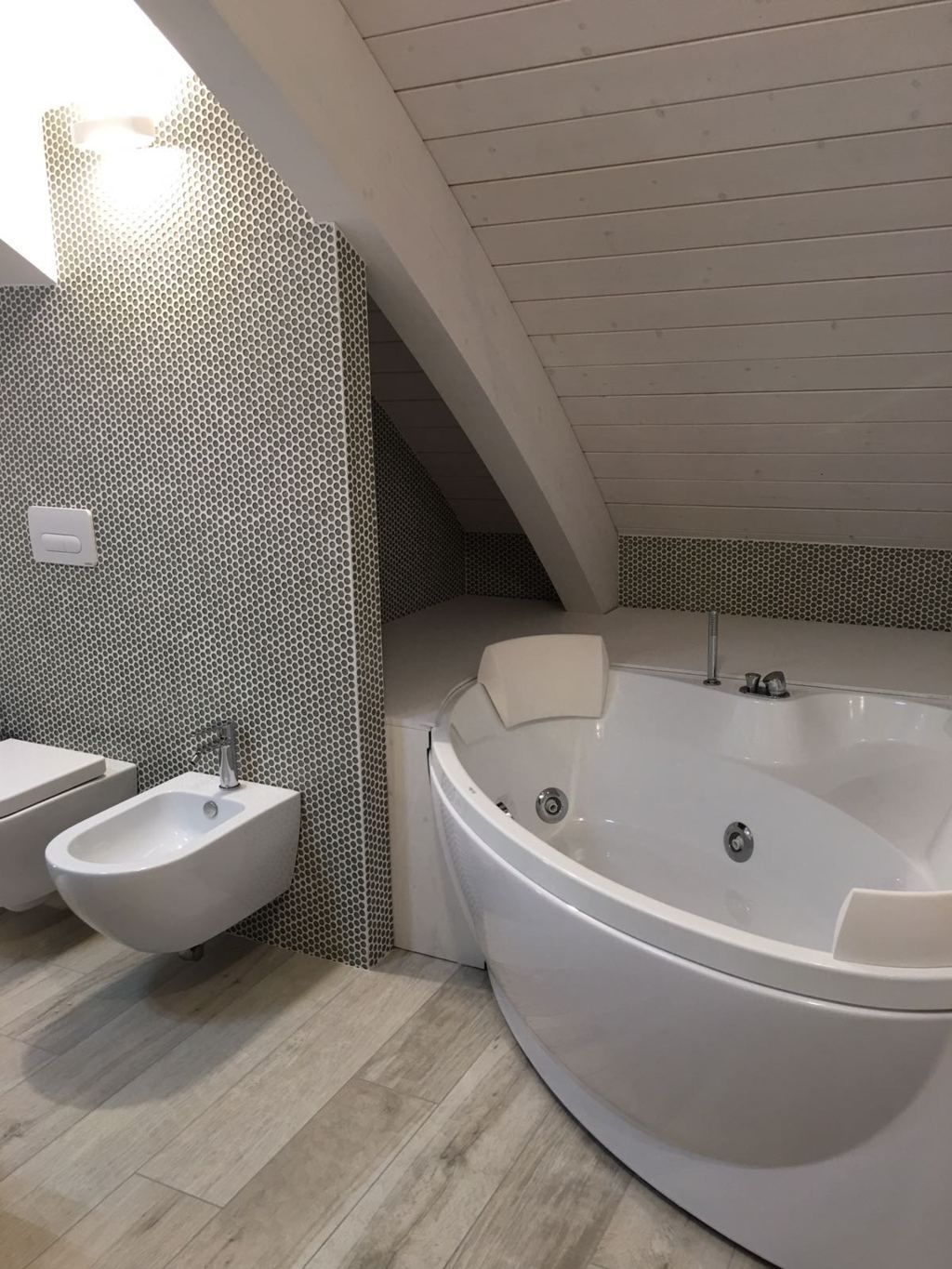 Uma casa de banho moderna com uma banheira independente, um bidé e uma toucador.