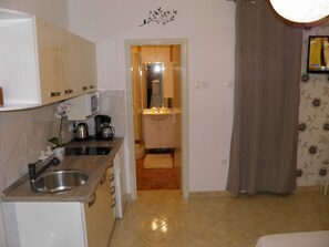 Estúdio Comfort | Cozinha privada | Um frigorífico, um micro-ondas, uma placa de cozinha 