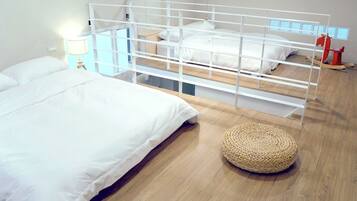 Quarto Quádruplo Familiar | 1 quarto, edredões de penas, Wi-fi grátis, roupa de cama fornecida