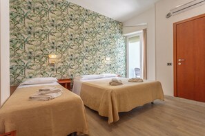 Quarto Triplo | 1 quarto, secretária, Wi-fi grátis, roupa de cama fornecida 