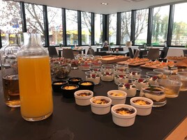 Café da manhã com buffet grátis todos os dias