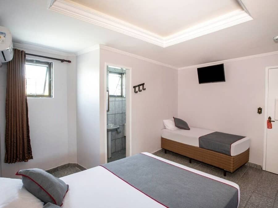 Quarto Triplo Standard | Secretária, ferro/tábua de engomar, Wi-fi grátis