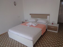 Quarto casal standard, vista para o mar | Escrivaninha, Wi-Fi de cortesia