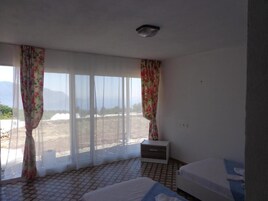 Quarto Twin Standard, vista para o mar | Secretária, Wi-fi grátis 