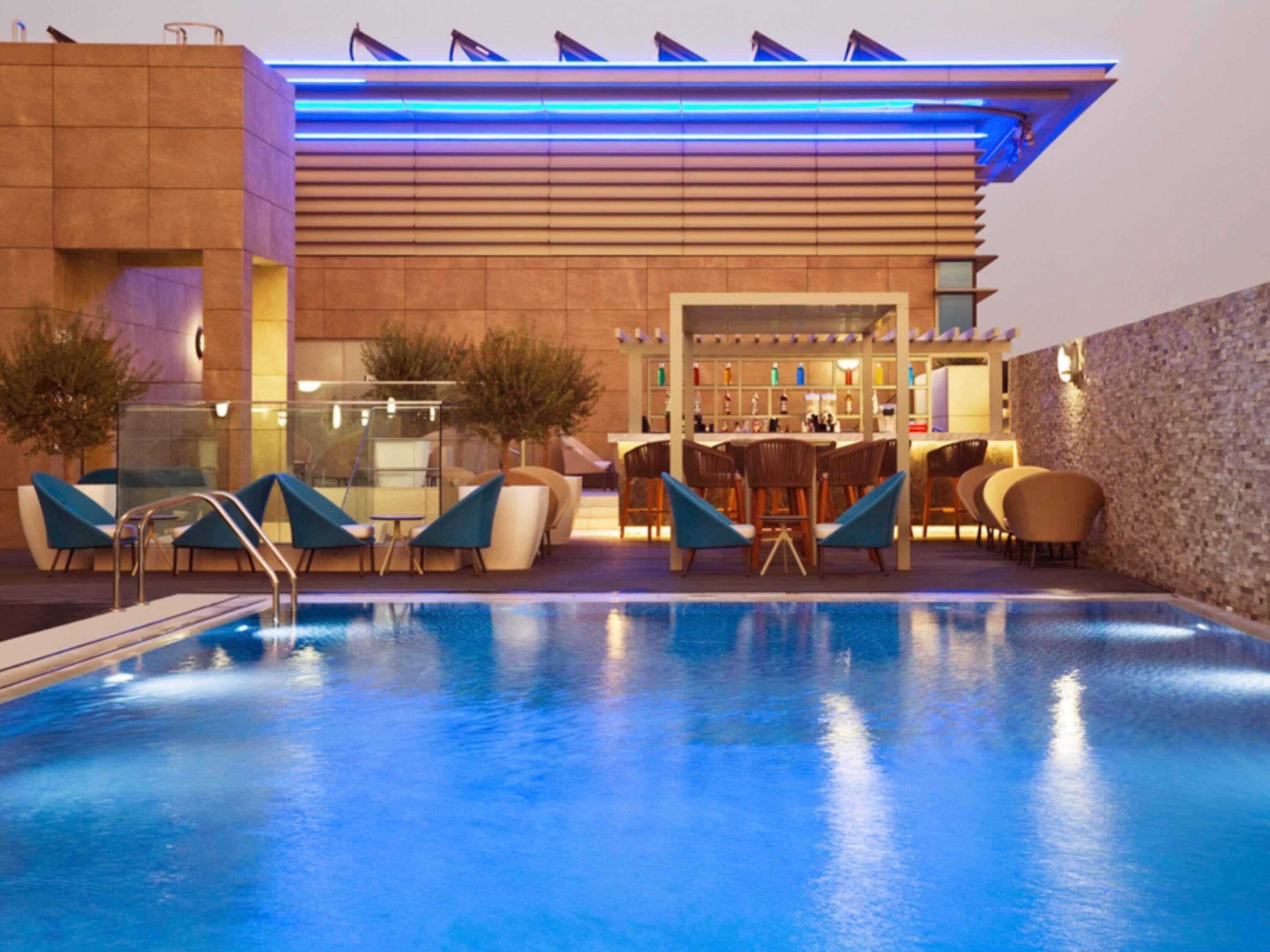 2 bares/lounges, um bar junto à piscina 