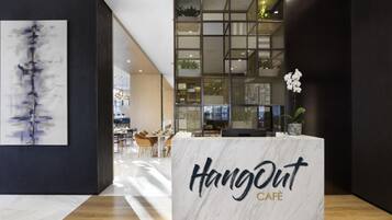 Serviço de café da manhã, almoço, jantar; vistas para a piscina