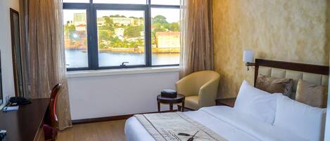 Quarto Duplo Deluxe, vista para o mar | Minibar, cofre no quarto, com mobília individualizada, secretária