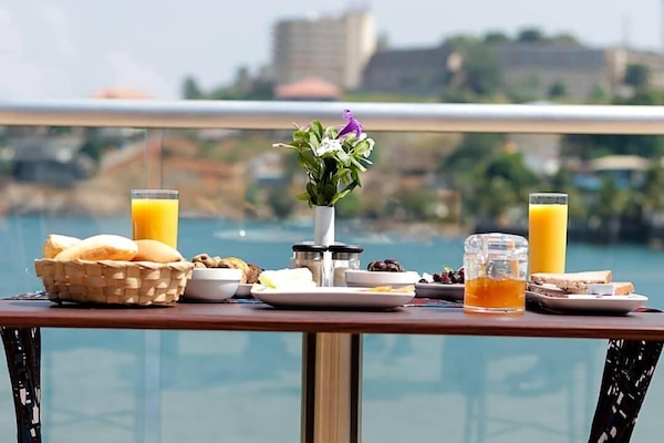 Almoços e jantares servidos, com vista para o oceano