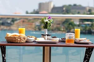 Almoços e jantares servidos, com vista para o oceano 