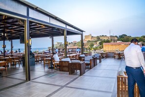 Almoços e jantares servidos, com vista para o oceano 