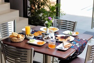 Almoços e jantares servidos, com vista para o oceano