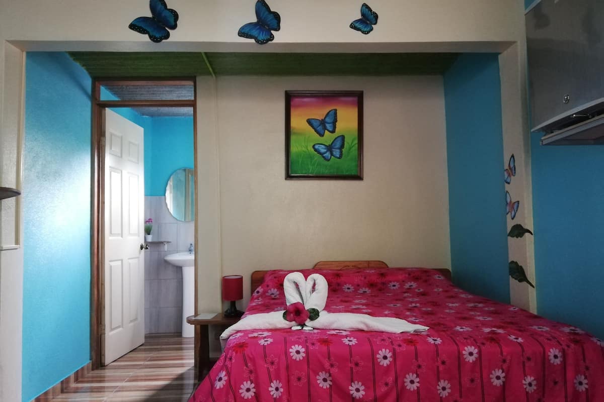 Frigobar, roupa de cama
