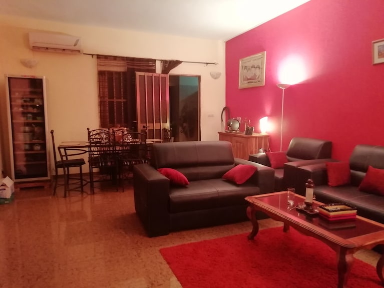 Muy Bonito Apartamento Con 2 Dormitorios Sala De Estar. - Lomé