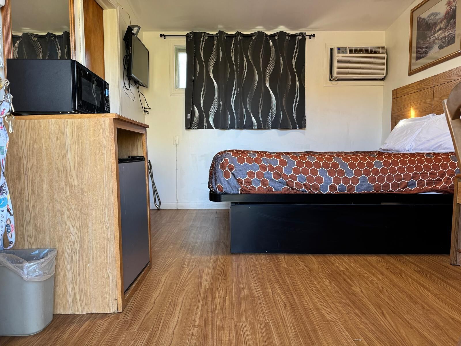 Quarto, 1 cama queen-size, não fumadores | Cofre no quarto, Wi-fi grátis, roupa de cama fornecida 