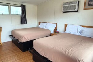 Quarto, 2 camas de casal, não fumadores | Cofre no quarto, Wi-fi grátis, roupa de cama fornecida 