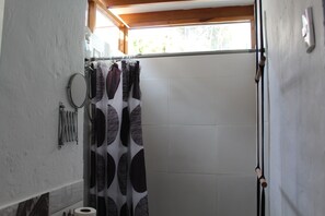 Quarto, banheiro compartilhado | Banheiro | Chuveiro, secador de cabelo, toalhas de banho, sabonete