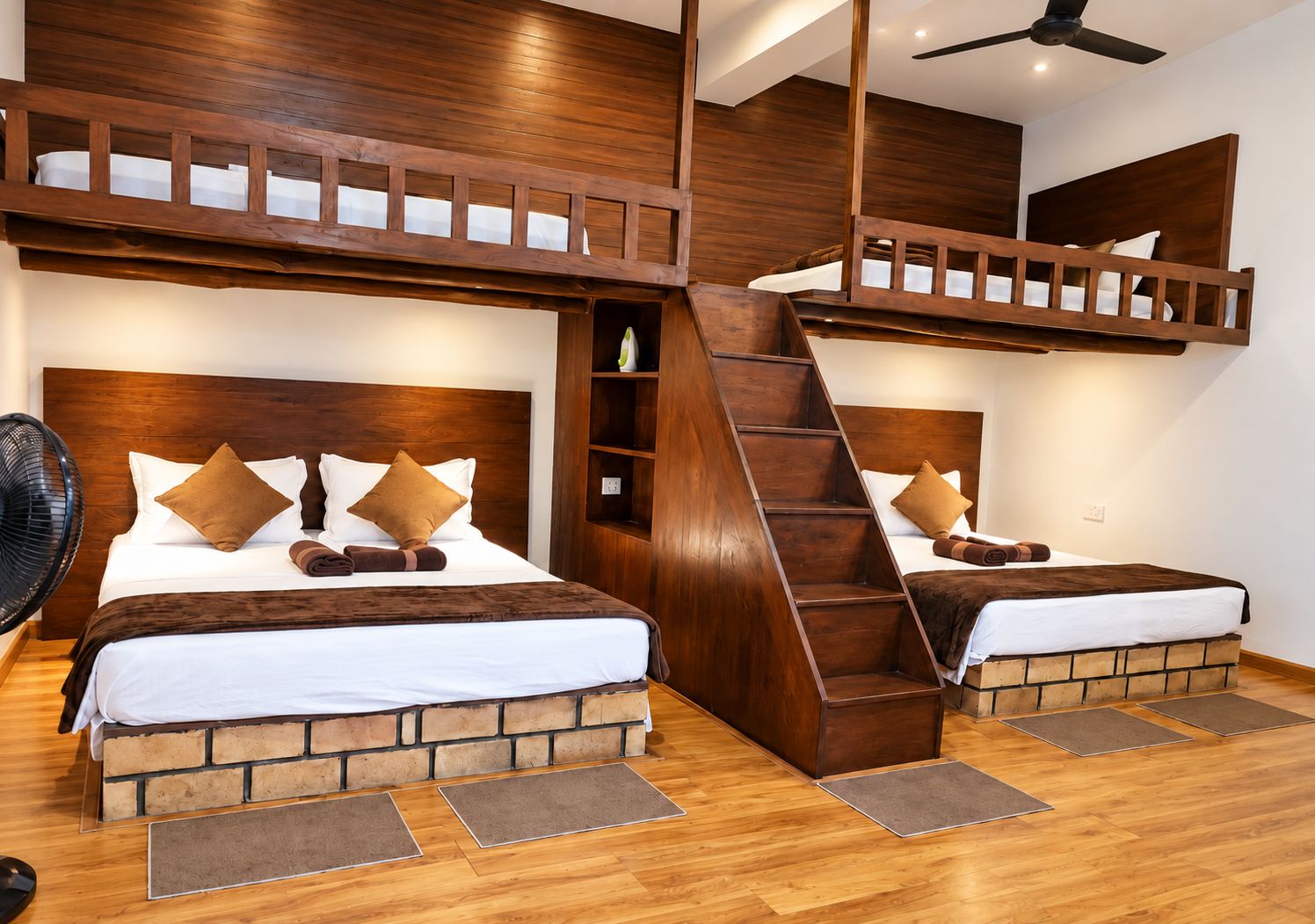 Quarto com duas camas, cabeceira de madeira, prateleira embutida e escada.