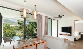 Two Bedroom Suite Pool View | Sala de estar | Televisor LED de 55 polegadas com canais via satélite, televisor 