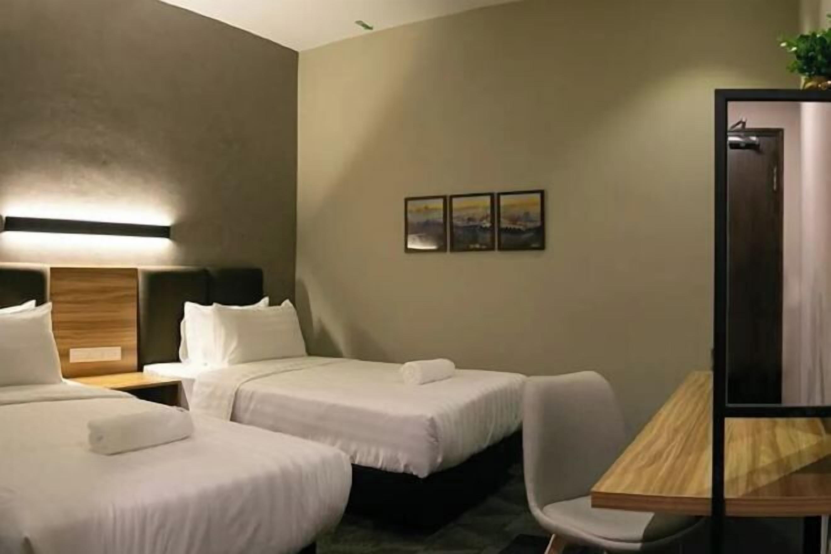 Frigobar, cofres nos quartos, escrivaninha, cortinas blackout