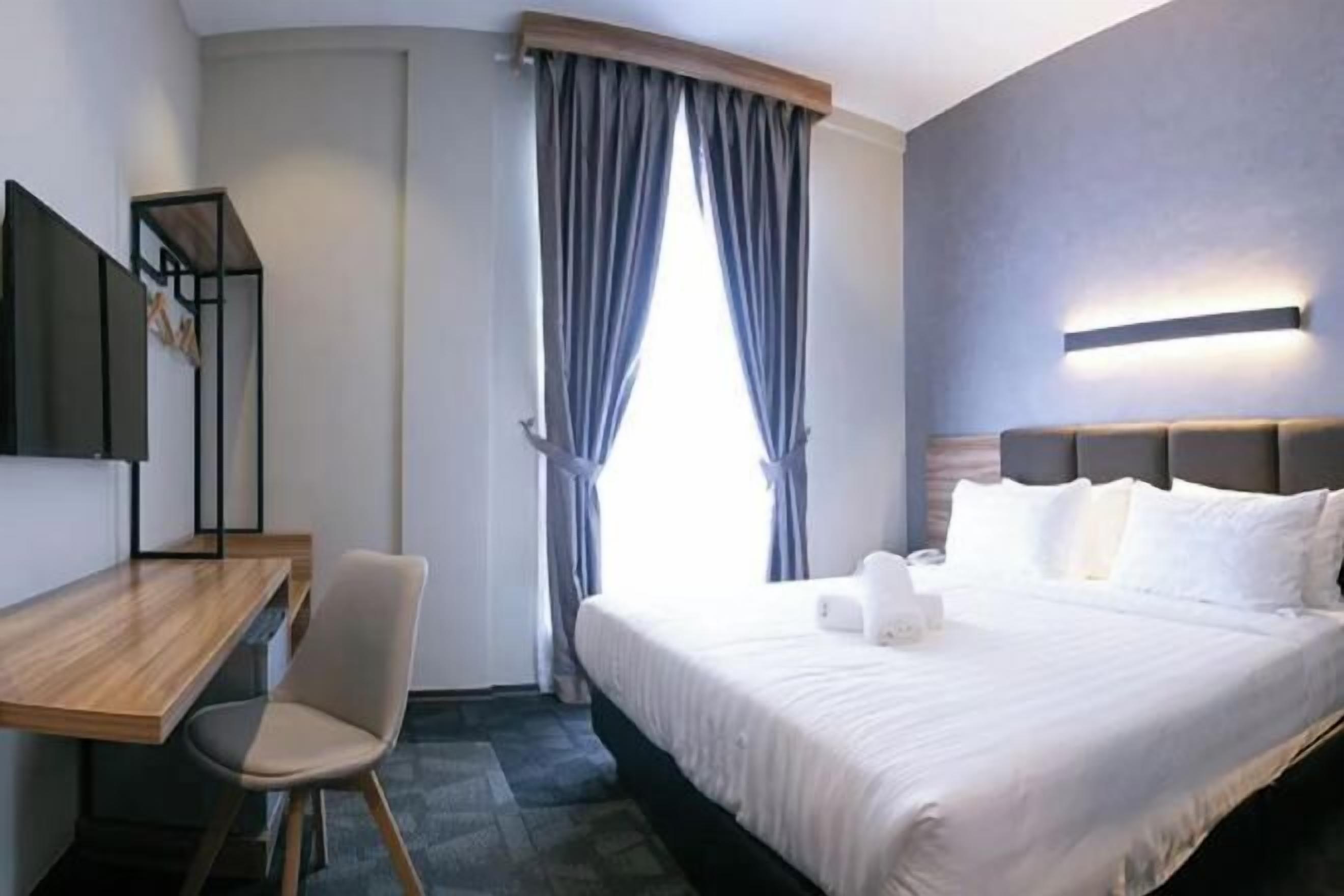 Frigobar, cofres nos quartos, escrivaninha, cortinas blackout