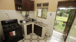 Quarto Duplo Comfort | Cozinha privada | Um forno, utensílios de cozinha